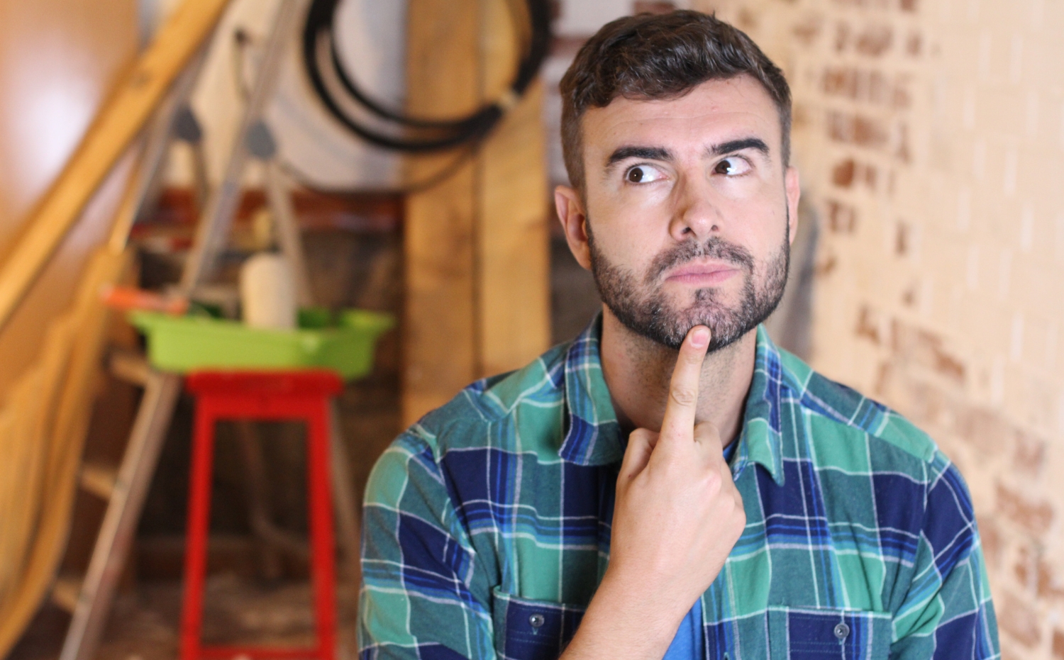 Stretch Ceiling Installation or Wallpaper: What Comes First?